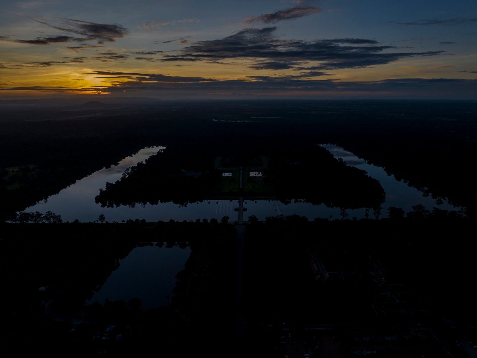 ទិដ្ឋភាពថ្ងៃរះលើទឹកដីអង្គរដ៏អស្ចារ្យ - APSARA National Authority