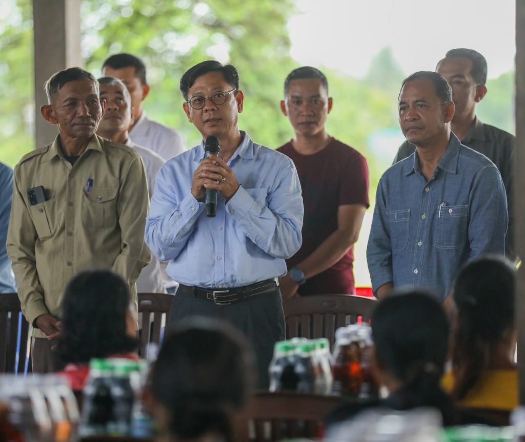 ឯកឧត្តម ហង់ ពៅ យកអំណោយចែកជូនប្រជាពលរដ្ឋភៀសសឹក ចំនួន៩៨គ្រួសារ ...