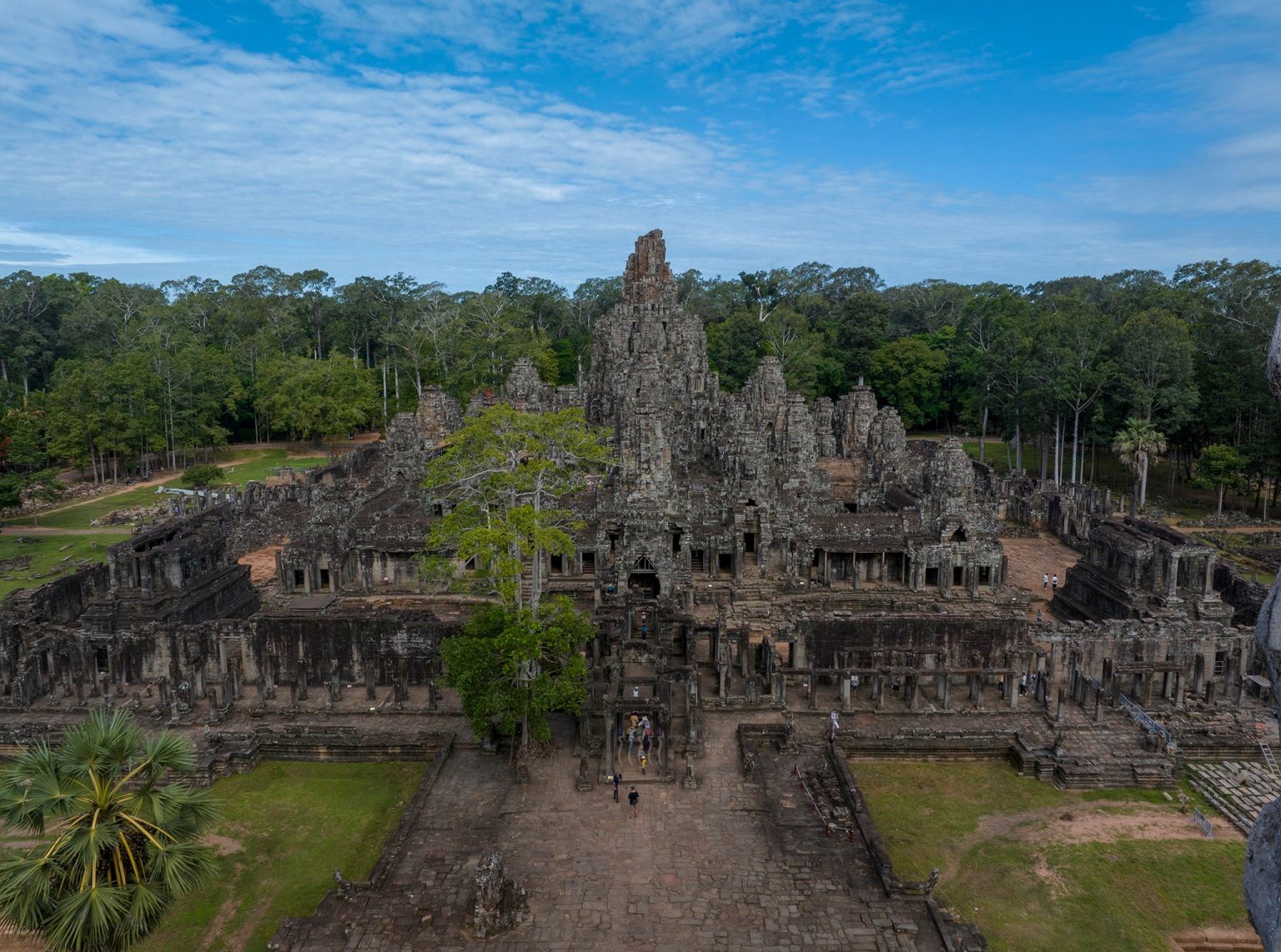 នៅចំកណ្ដាលនៃអតីតរាជធានីអង្គរធំ ប្រាសាទបាយ័ន ដ៏ល្អឯក ...