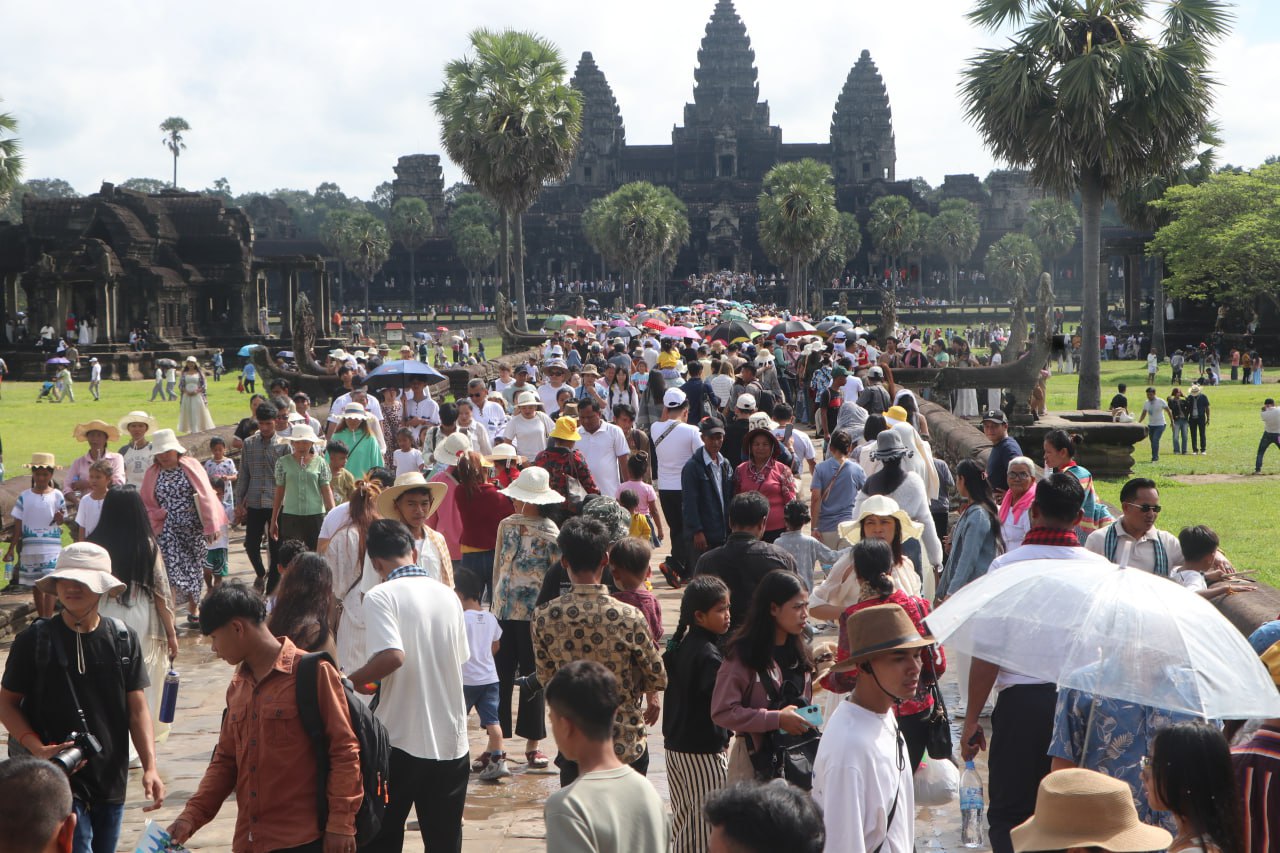 ទេសចរទស្សនាប្រាសាទអង្គរវត្ត នាថ្ងៃទី១នៃព្រះរាជពិធីបុណ្យអុំទូក Tourists ...