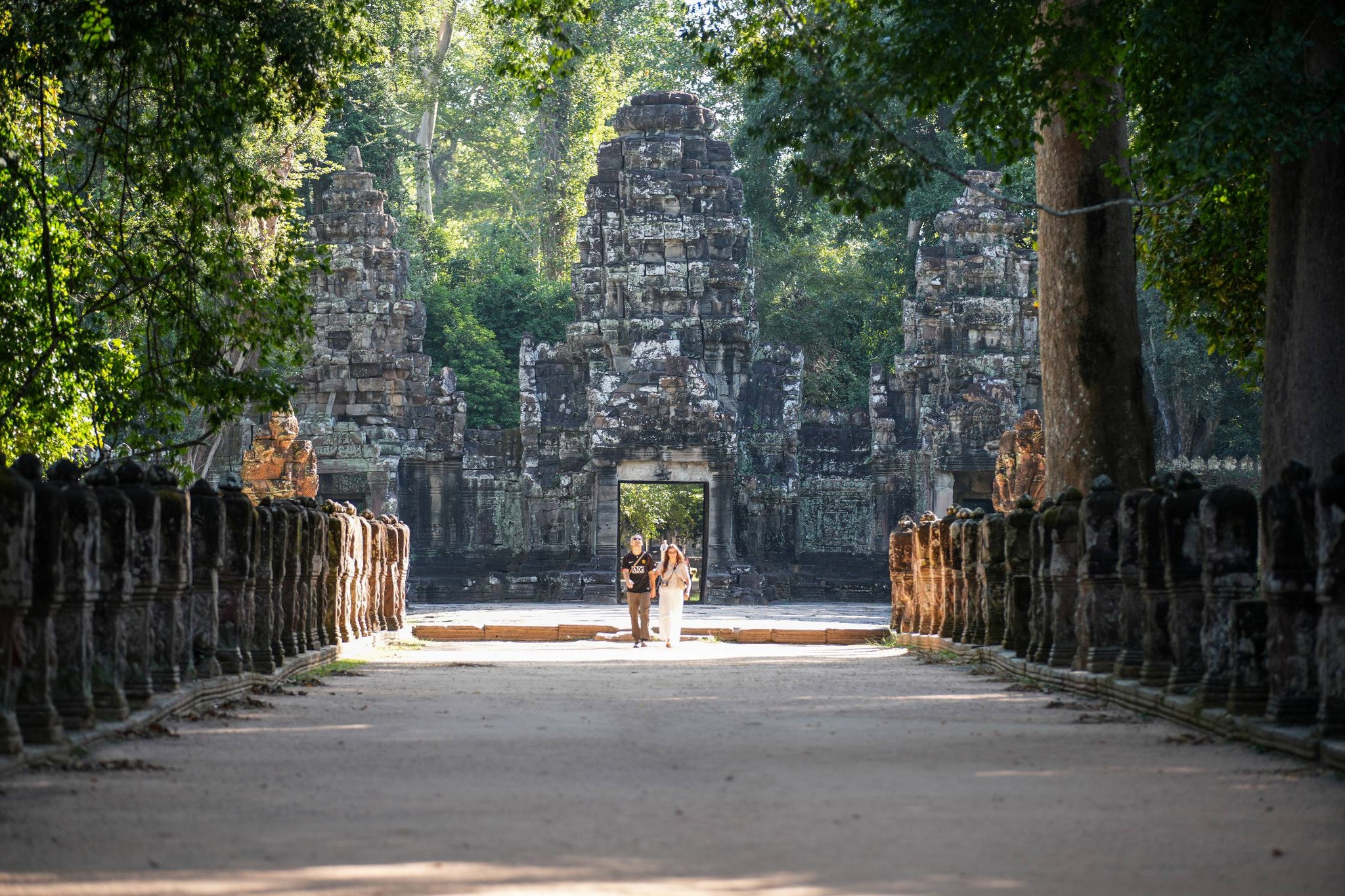 ប្រាសាទ ព្រះខ័ន ស្ថិត នៅ តាម ផ្លូវ វង់ ធំ នៃ តំបន់ រមណីយដ្ឋាន អង្គរ ...